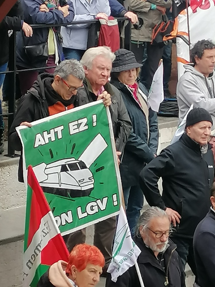 Pari gagné à Biriatou, pour un beau rassemblement anniversaire « NON ...